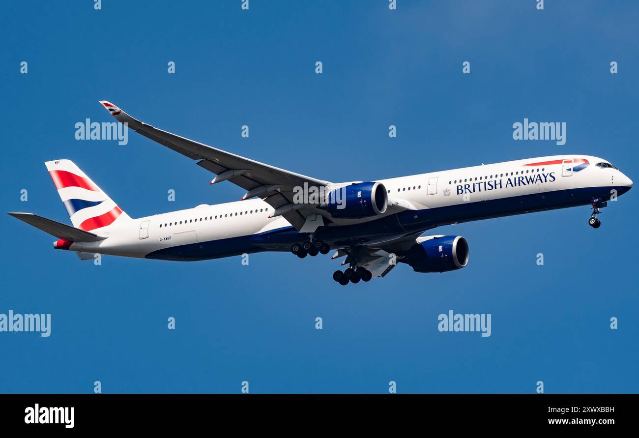 British Airways Airbus A350-1041 G-XWBF overflies Windsor Great Park ...
