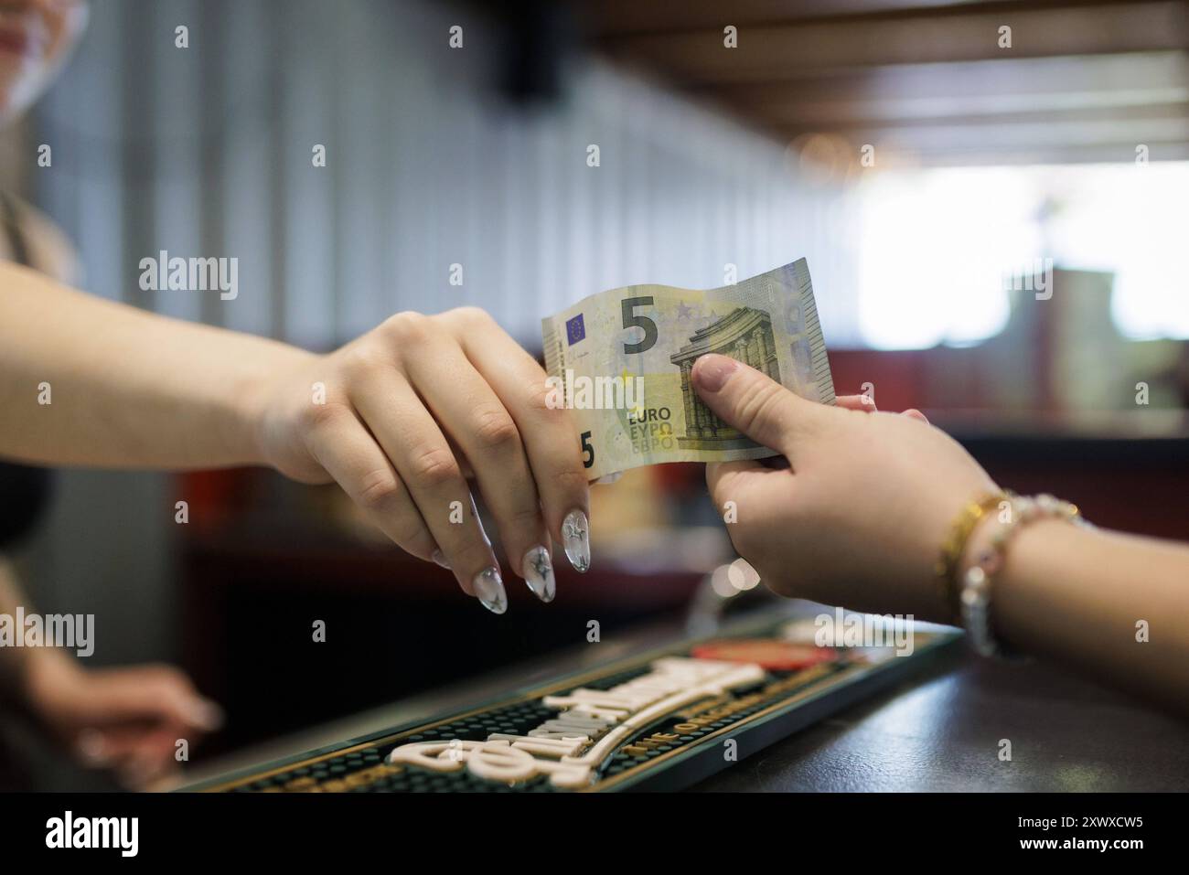 Barbezahlung hi-res stock photography and images - Alamy