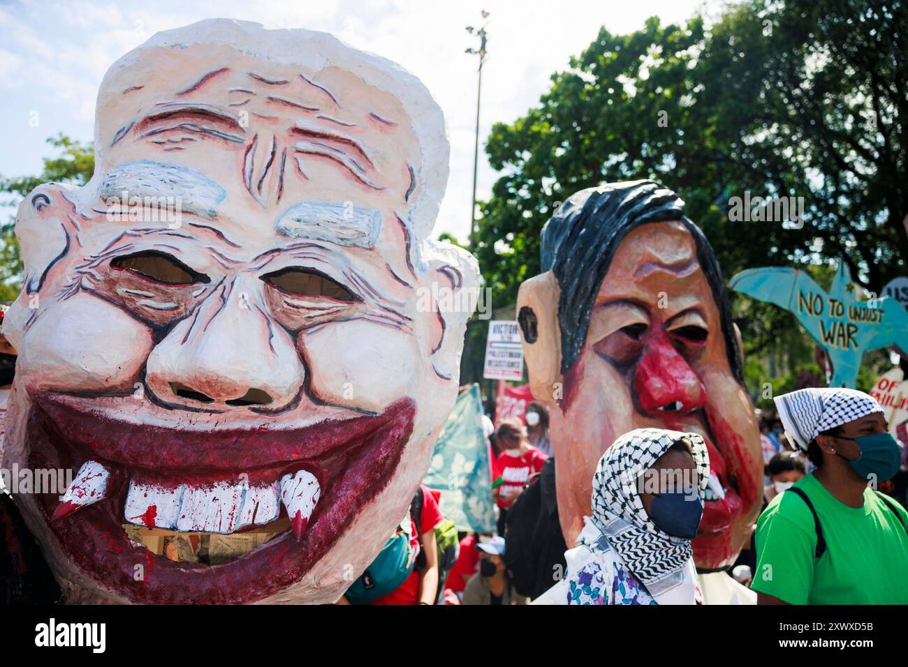 Chicago, United States. 19th Aug, 2024. Protesters hold large paper ...