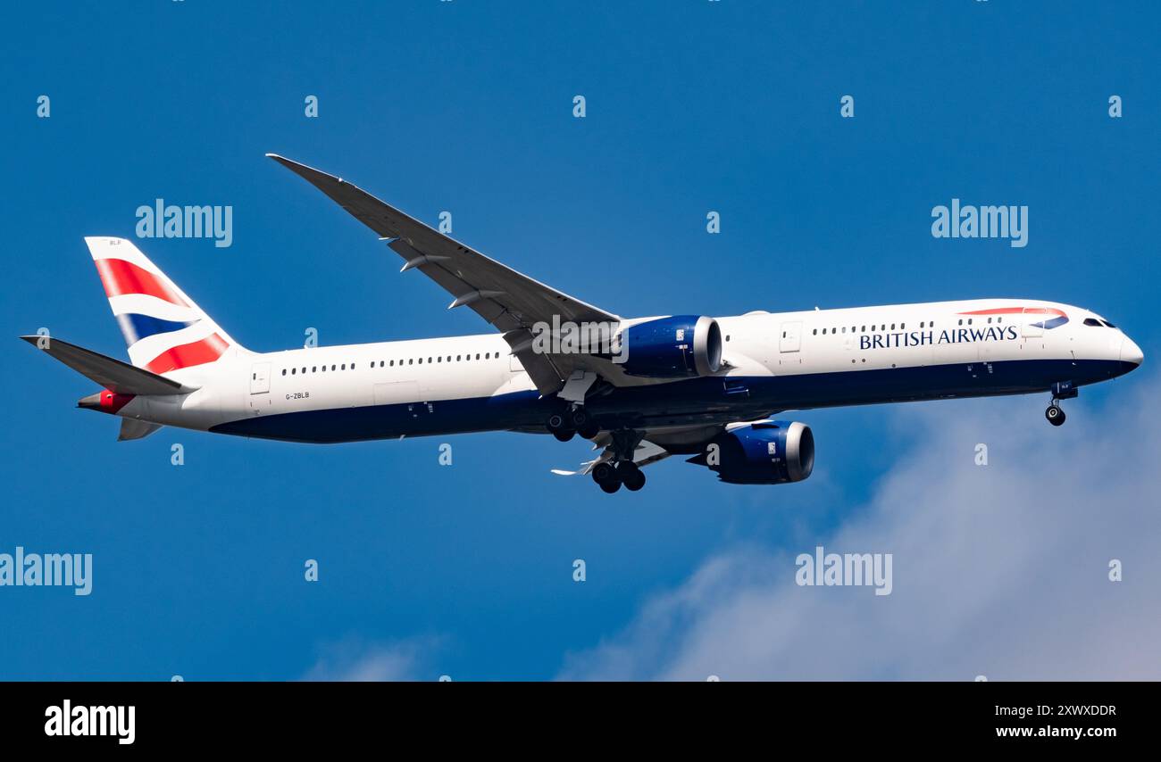 British Airways Boeing 787-10 Dreamliner G-ZBLB overflies Windsor Great ...