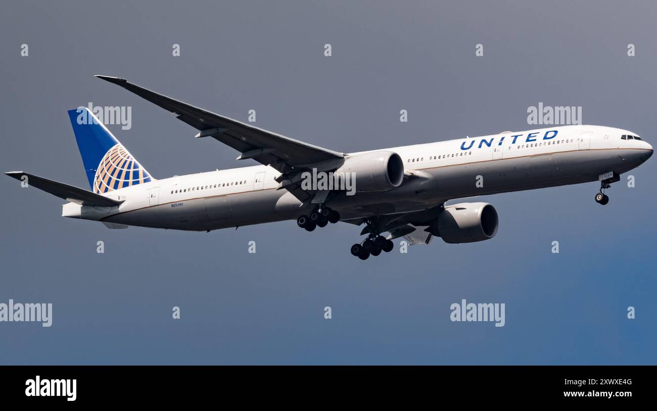 United Boeing 777-322(ER) N2534U overflies Windsor Great Park prior to ...
