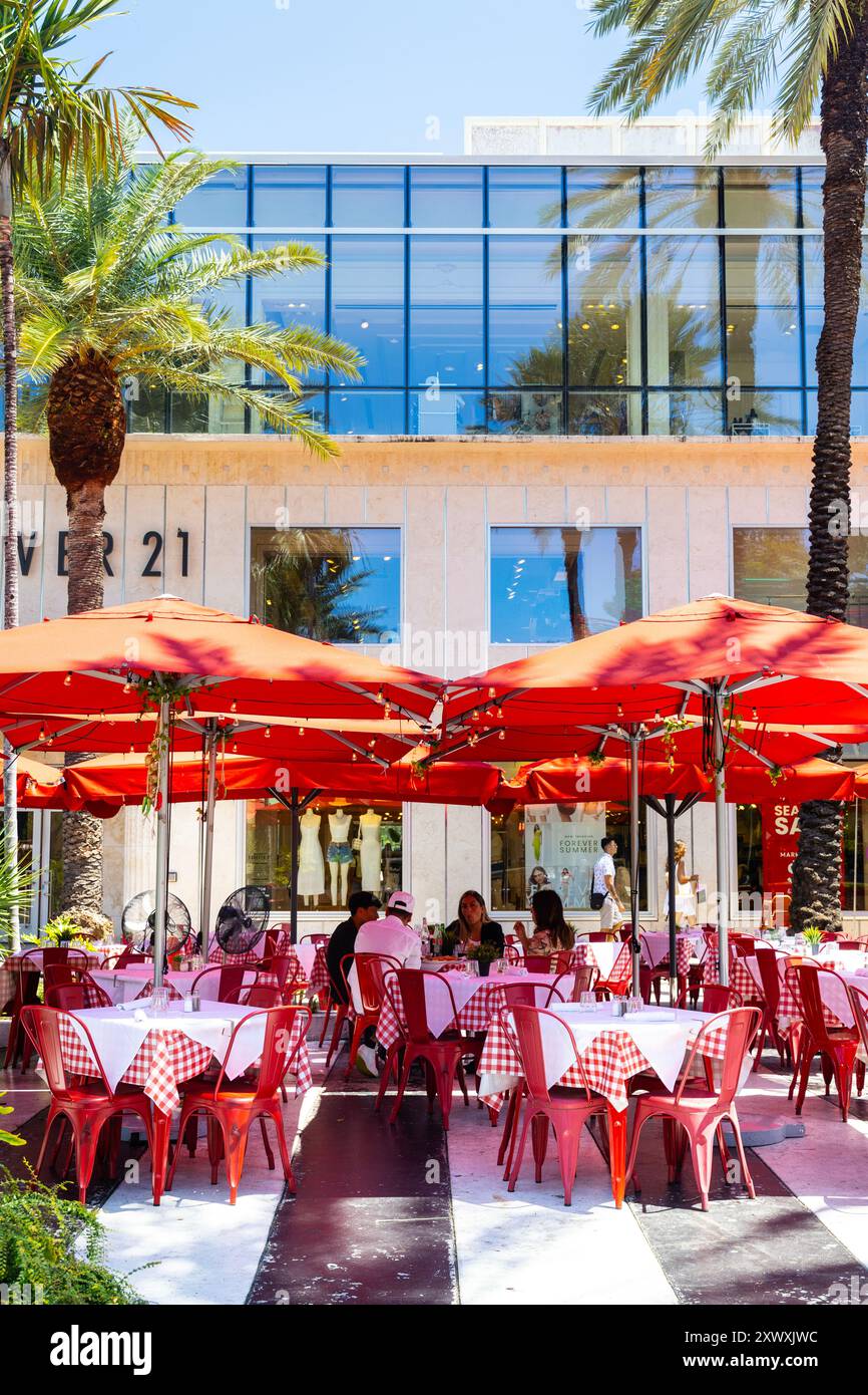 People dining al fresco on Lincoln Road, South Beach, Miami Beach ...