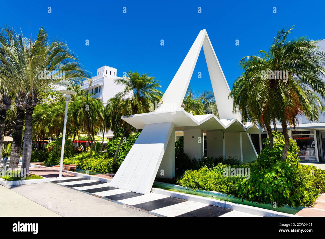 Lincoln Road pedestrianised shopping street, South Beach, Miami Beach ...