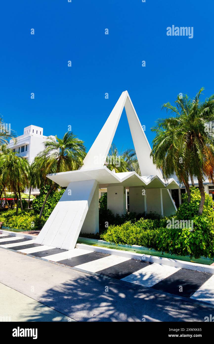 Lincoln Road pedestrianised shopping street, South Beach, Miami Beach ...