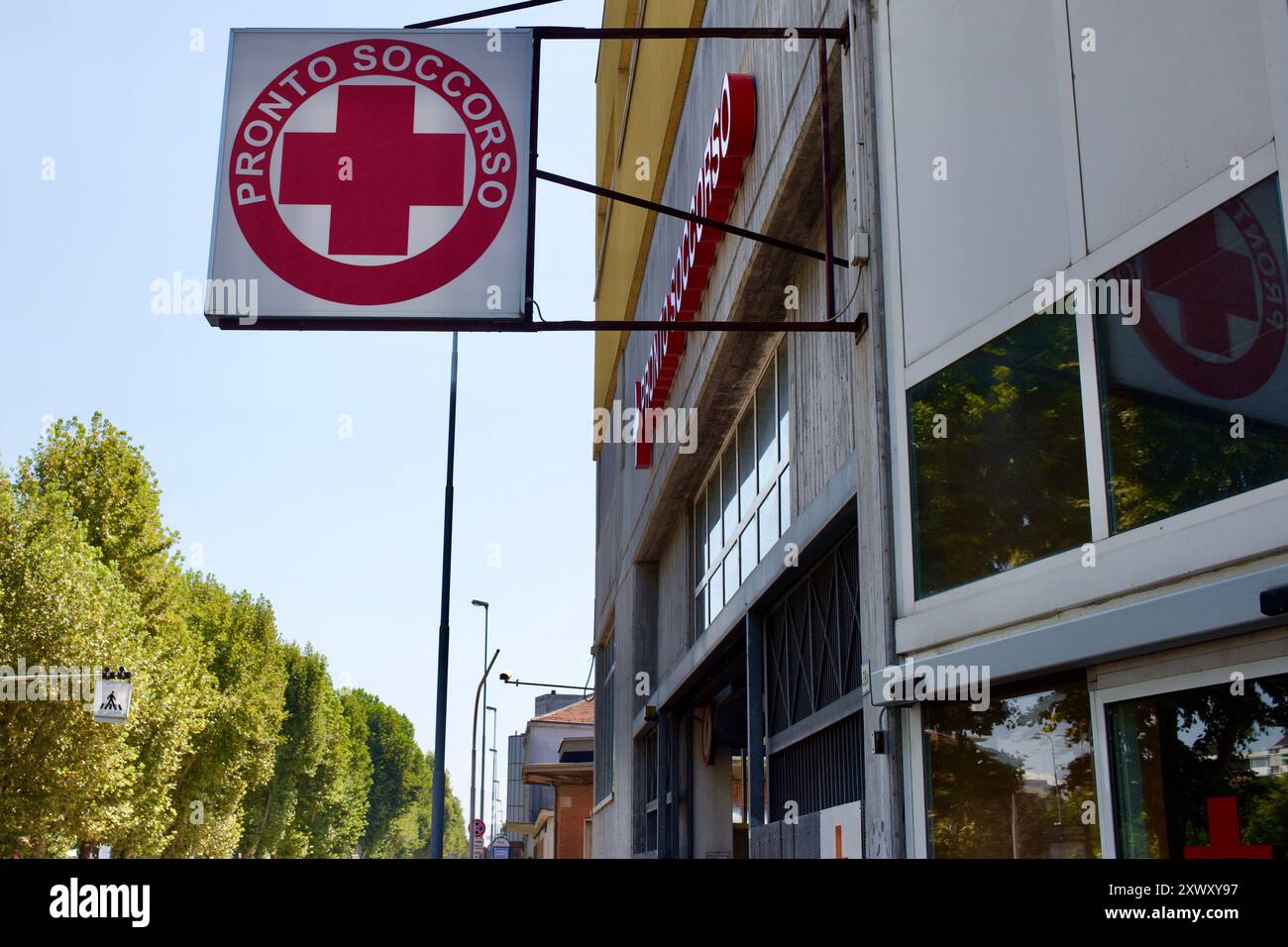 Ingresso pronto soccorso ospedale con croce rossa Italia Stock Photo ...