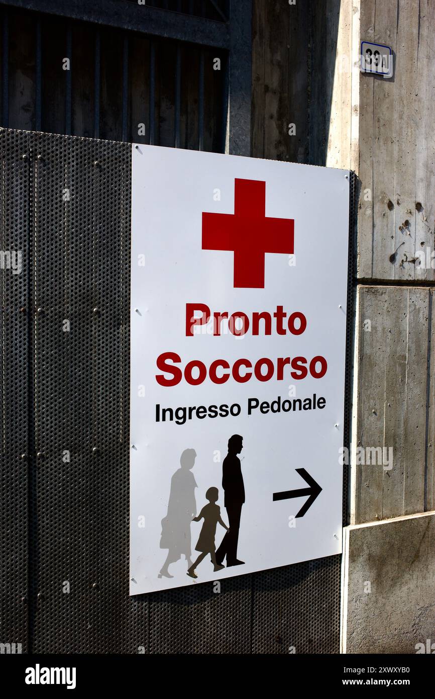 Ingresso pronto soccorso ospedale con croce rossa Italia Stock Photo ...