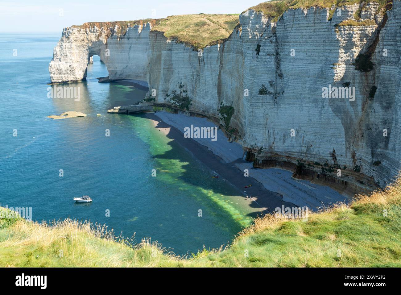 La Manneporte, a natural arch in the chalk cliffs at Etretat Stock ...