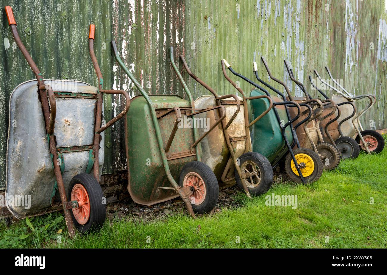 Row of wheelbarrows hi-res stock photography and images - Alamy