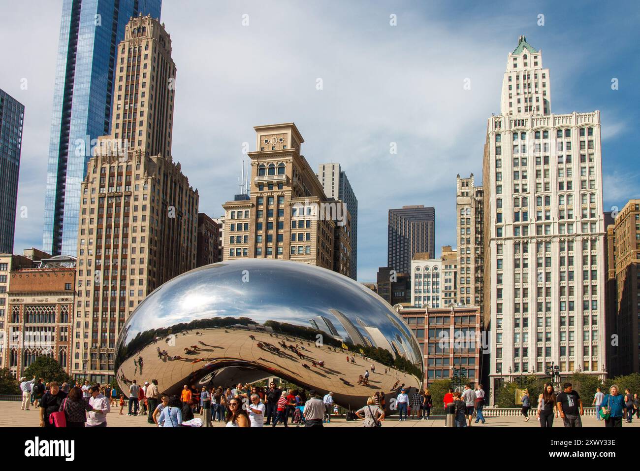 The Cloud Gate (the bean) monument reflecting the skyline of Chicago ...