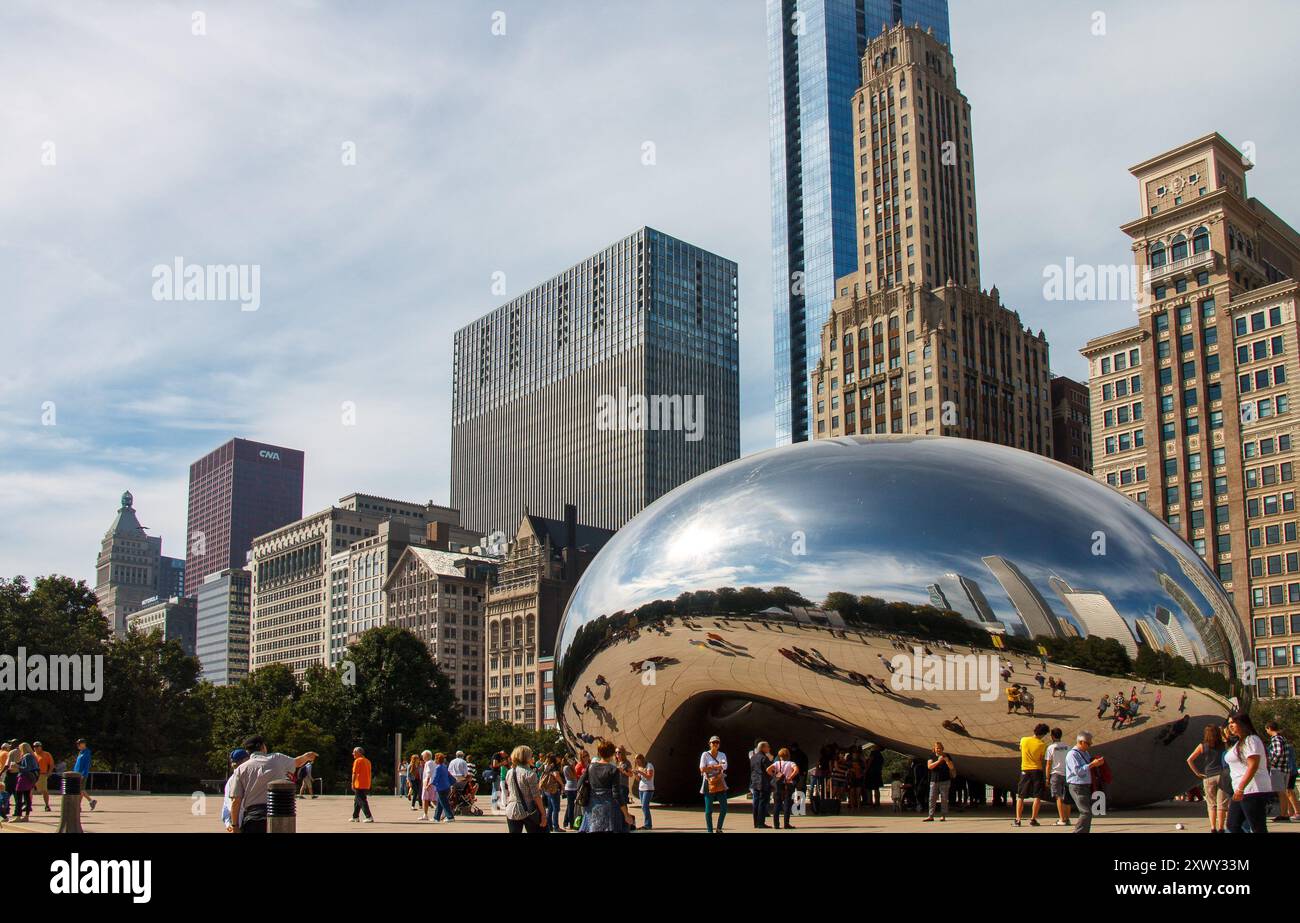 The Cloud Gate (the bean) monument reflecting the skyline of Chicago ...