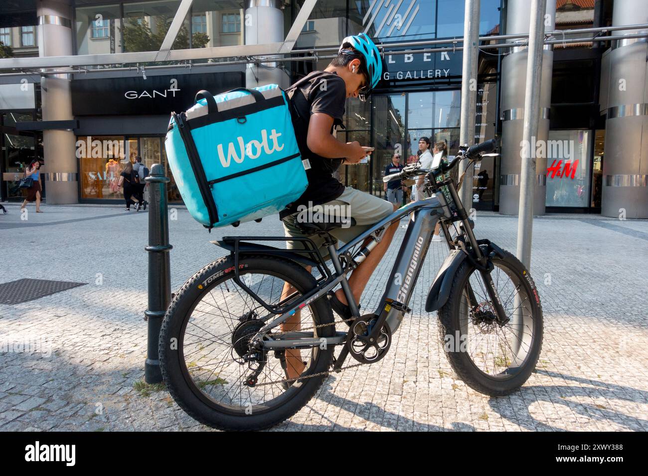Food delivery bicycle service hi-res stock photography and images - Alamy