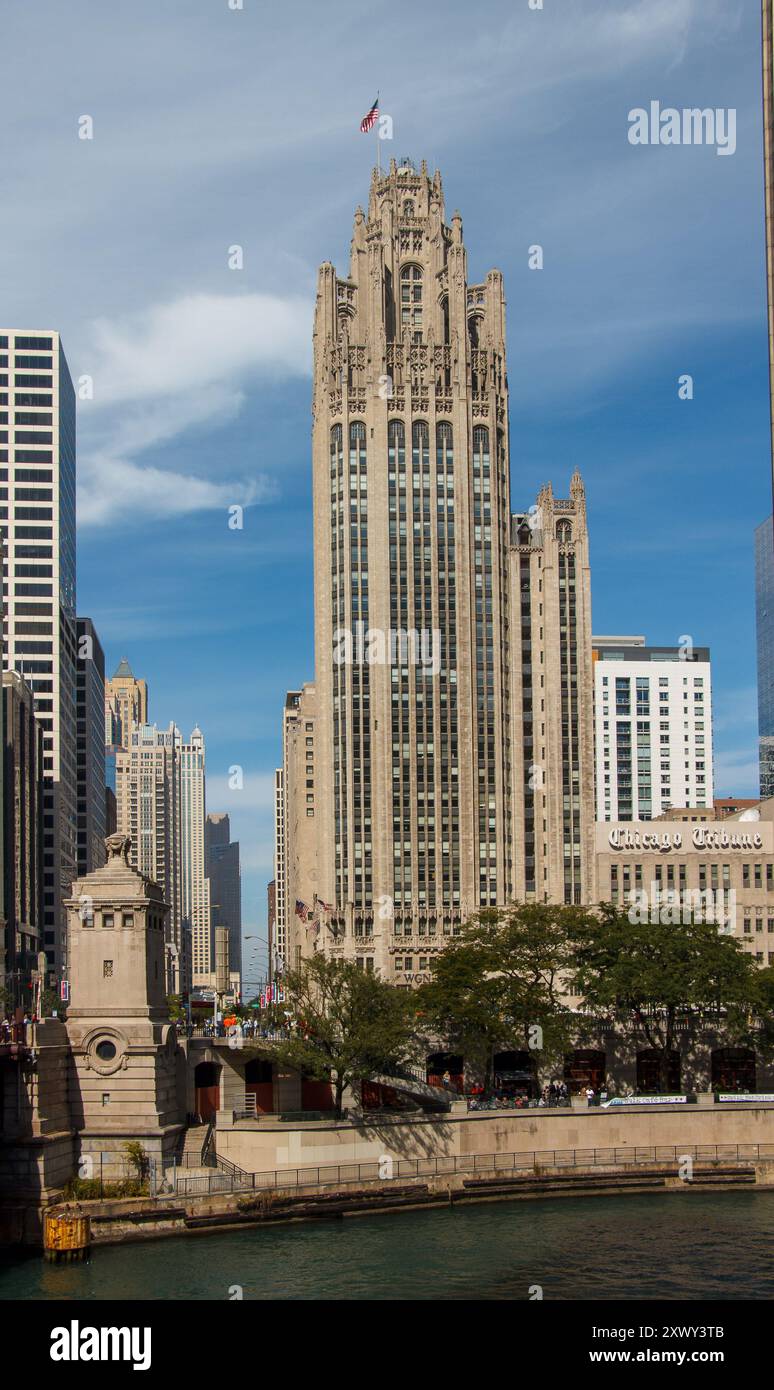 The DuSable bridge over Chicago river and the skyline with Tribune ...