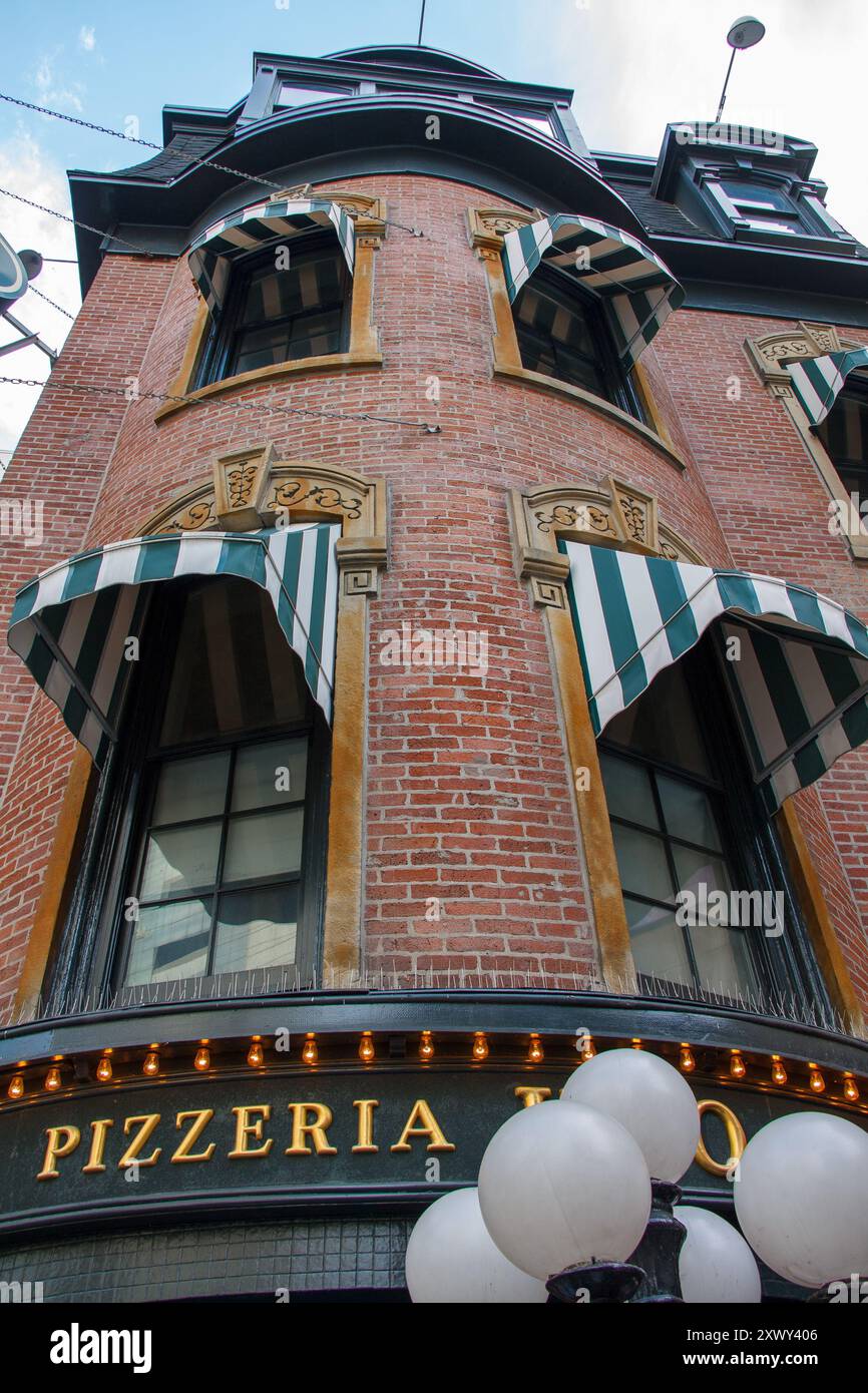 The famous Pizzeria Uno restaurant in Chicago, Illinois, United States ...