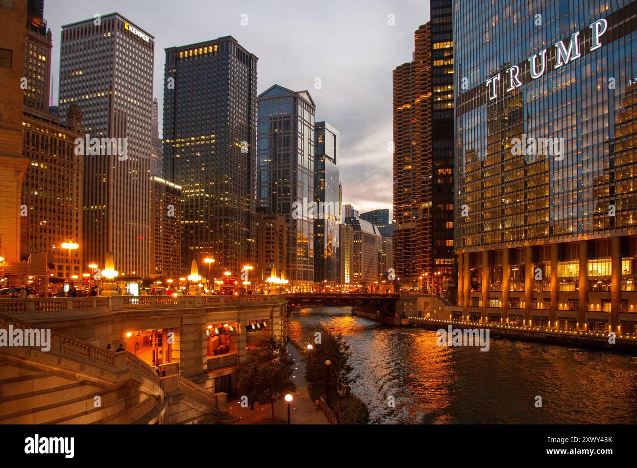 The Trump International Hotel and Tower, Chicago river and the skyline ...