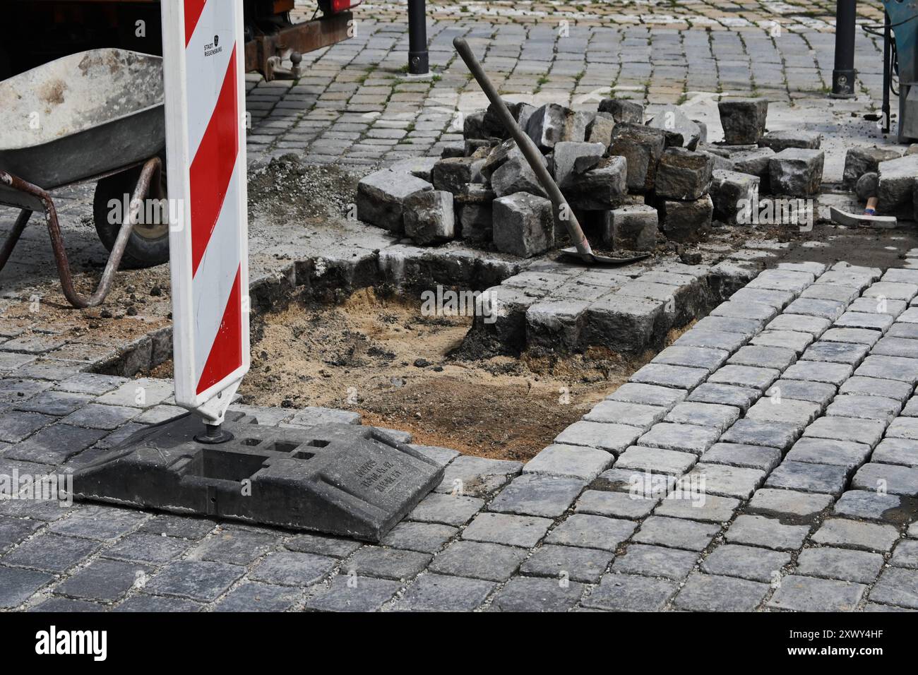 Pflasterarbeiten in der Altstadt von Regensburg. Pflasterer, schweizerisch Pflaesterer, auch ...