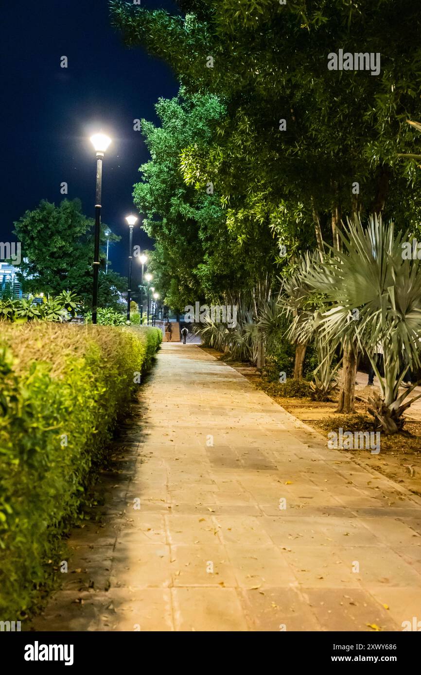 Pathway road path street scene hi-res stock photography and images - Alamy
