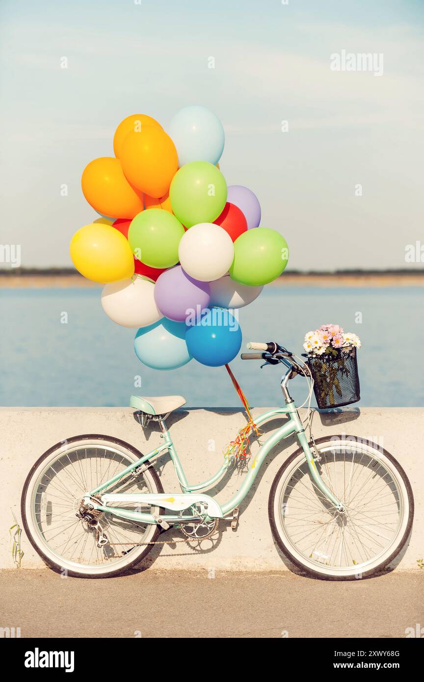Bicycle balloons in basket hi-res stock photography and images - Alamy