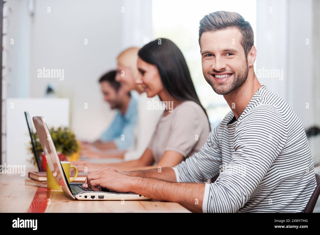 Row of people using laptops hi-res stock photography and images - Alamy