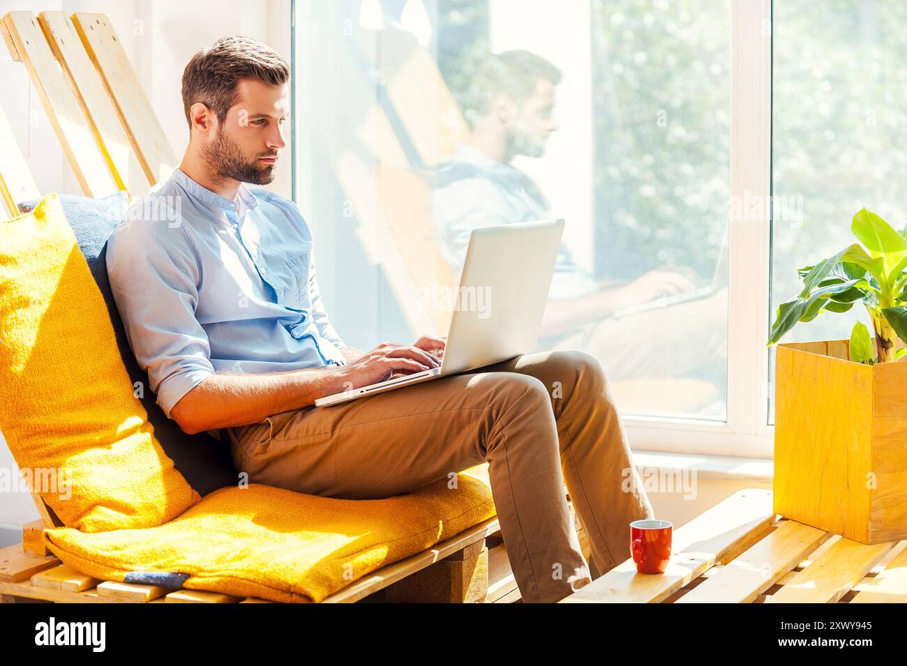 Concentrated on his work. Side view of concentrated young man working ...