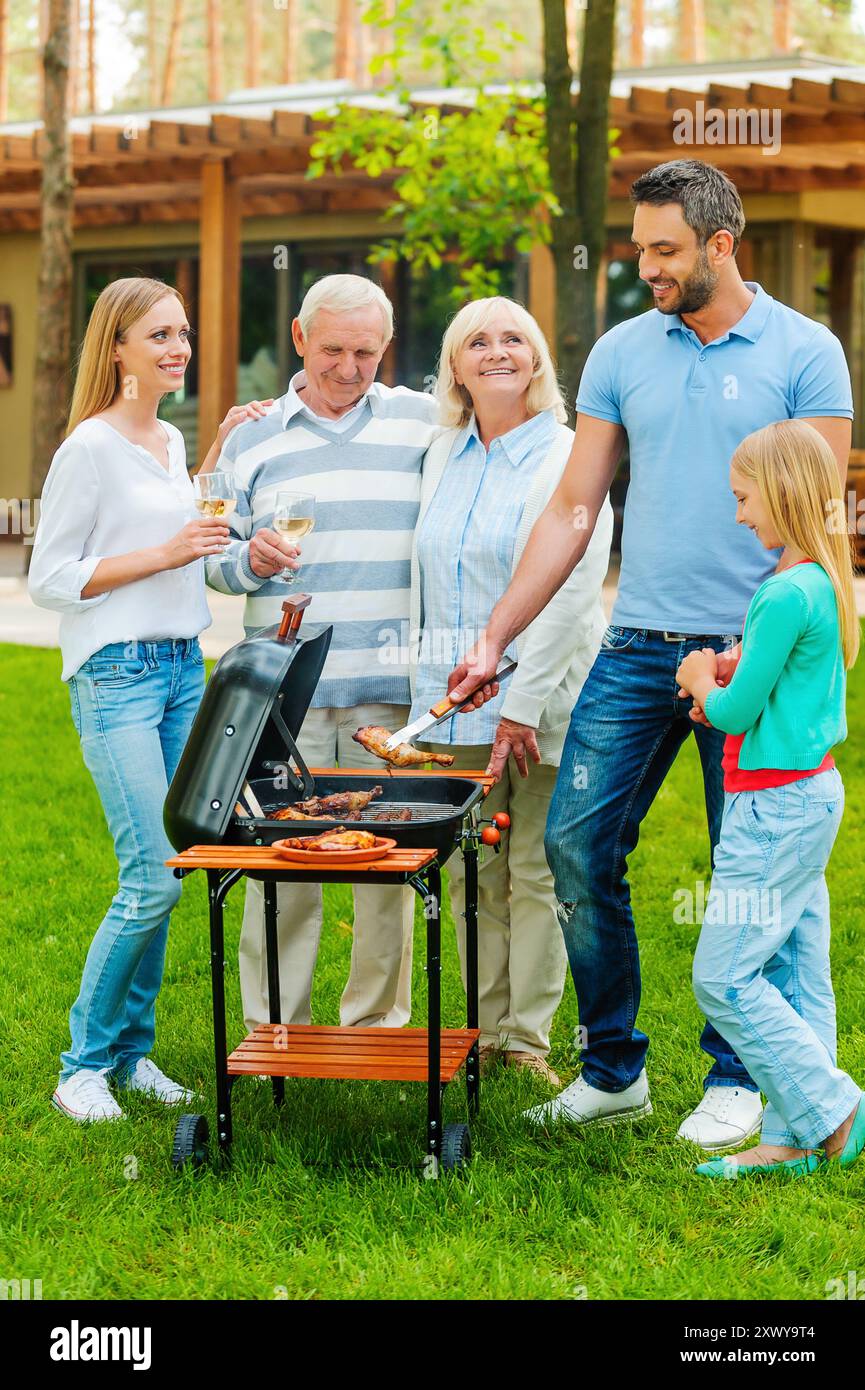 Barbeque candid hi-res stock photography and images - Alamy