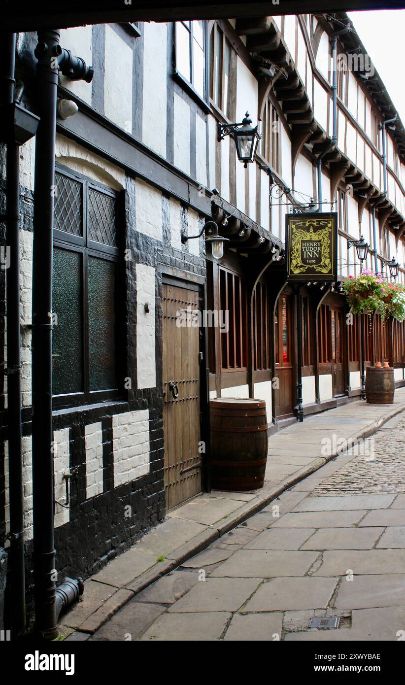 Tudor inn hi-res stock photography and images - Alamy