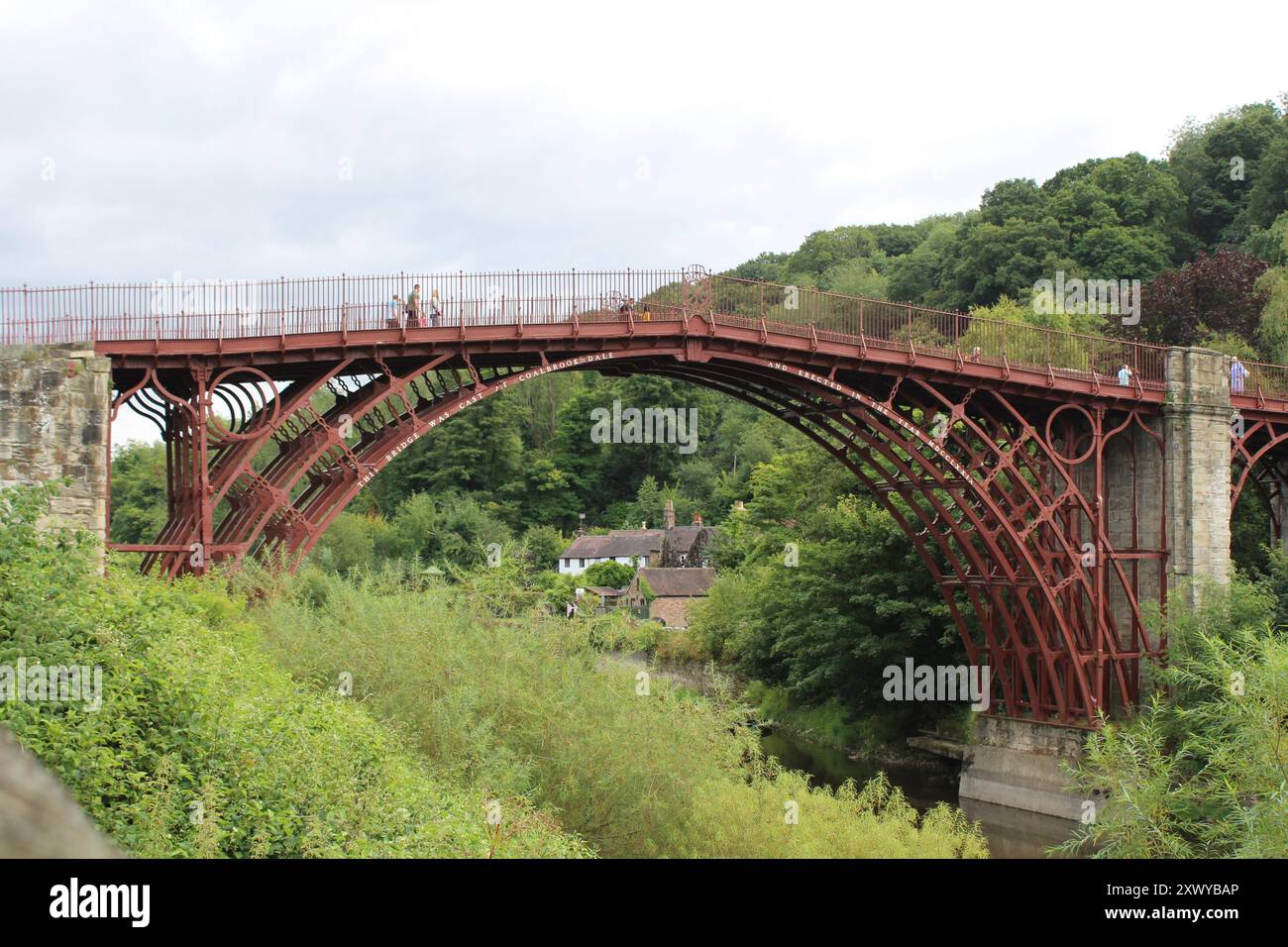 Ironbridge. The famous Iron Bridge spanning the River Severn in the ...