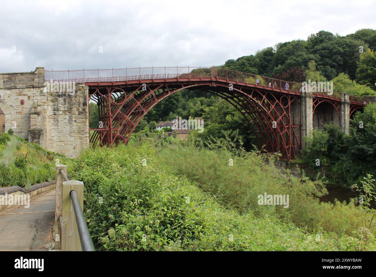 Ironbridge. The famous Iron Bridge spanning the River Severn in the ...