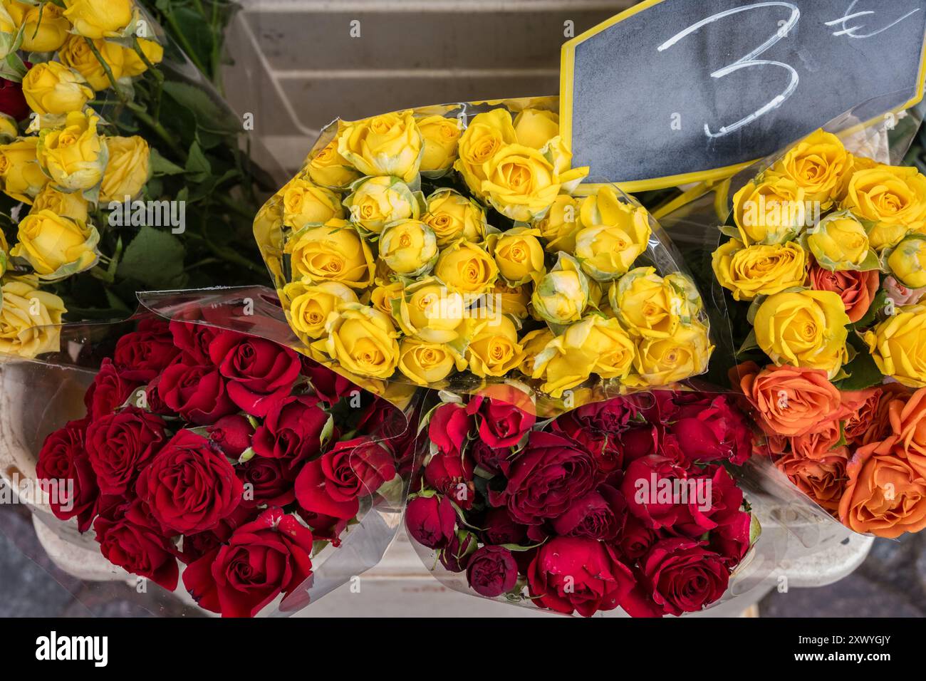 Roses for sale paris hi-res stock photography and images - Alamy