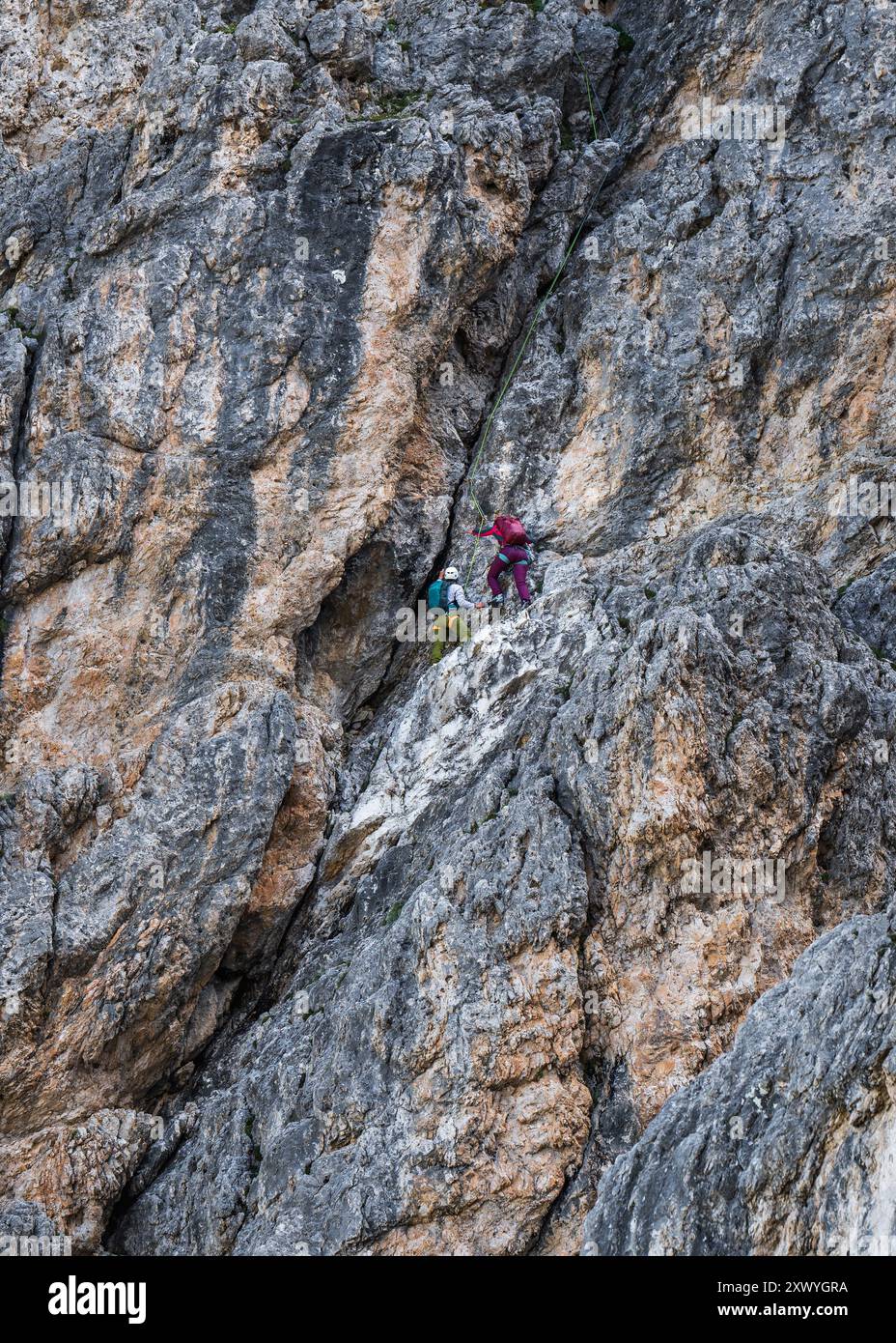 Group cliff climbers climbing hi-res stock photography and images - Alamy