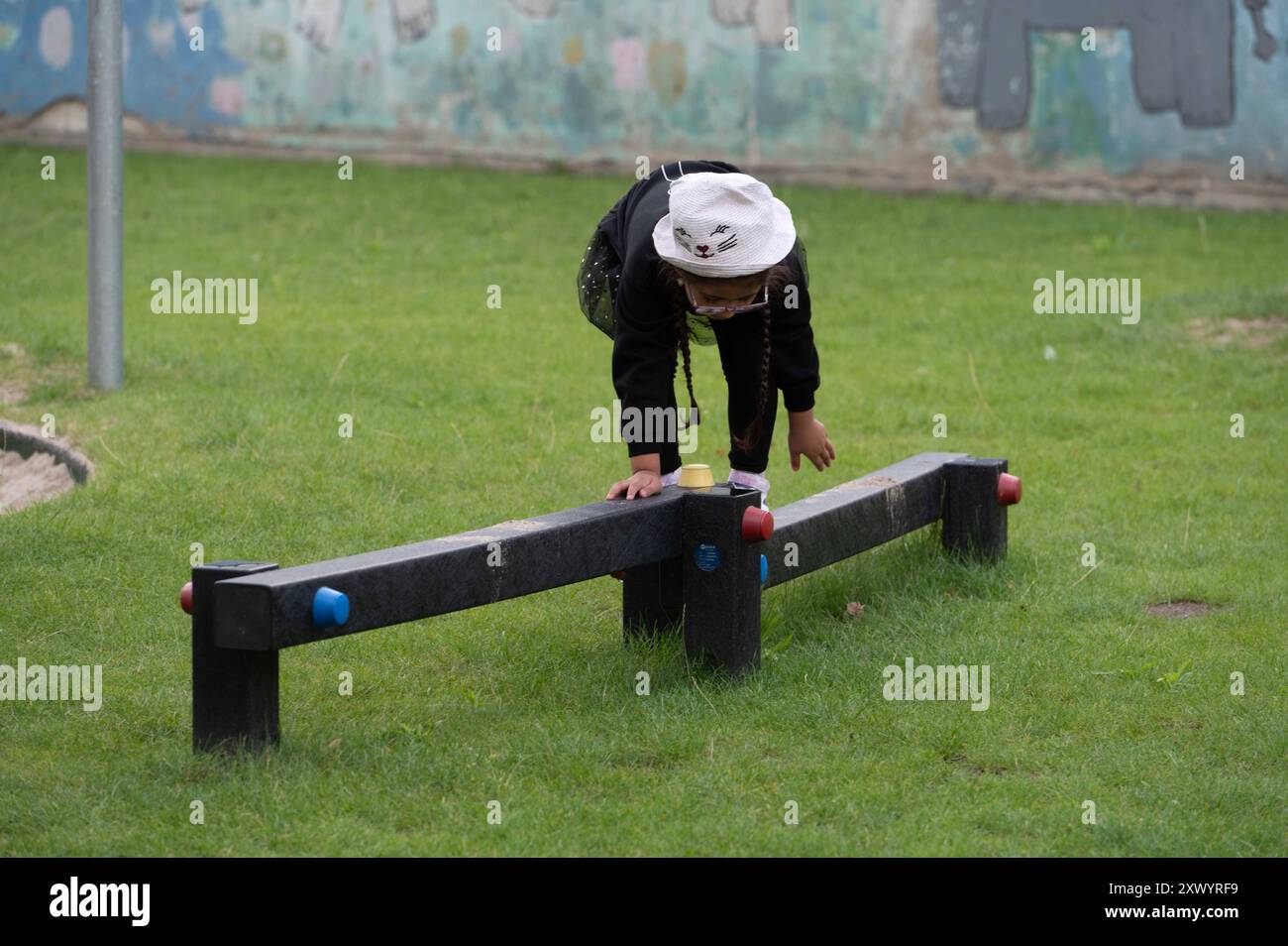 Kinder klettern auf einem Spielgeraet, allgemein, feature, Randmotiv ...