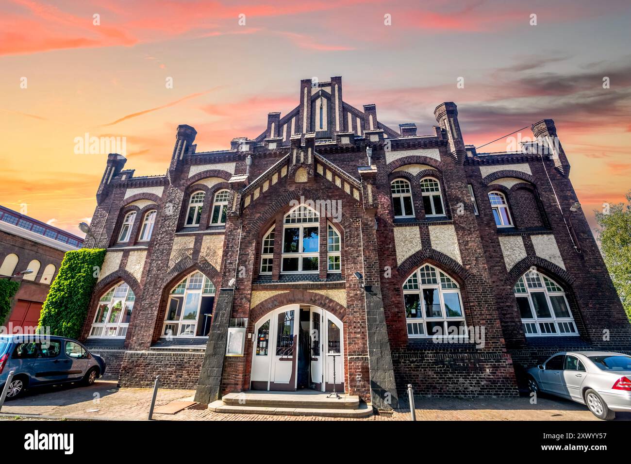 Monument dismantling hi-res stock photography and images - Alamy