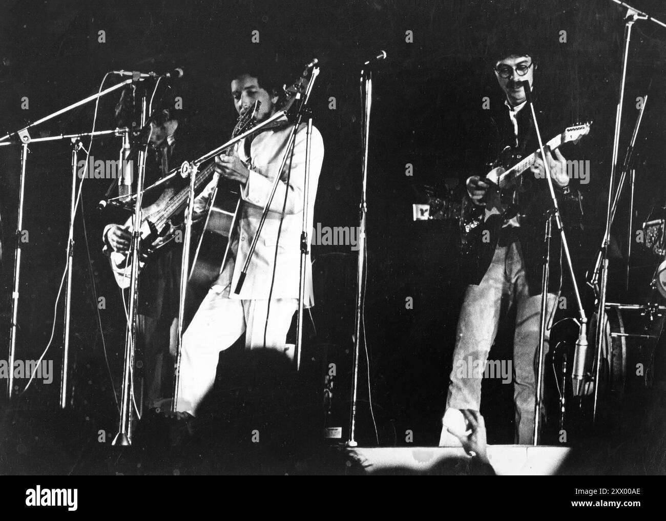 BOB DYLAN PERFORMING AT THE FIRST ISLE OF WIGHT POP FESTIVAL 1970. PIC ...
