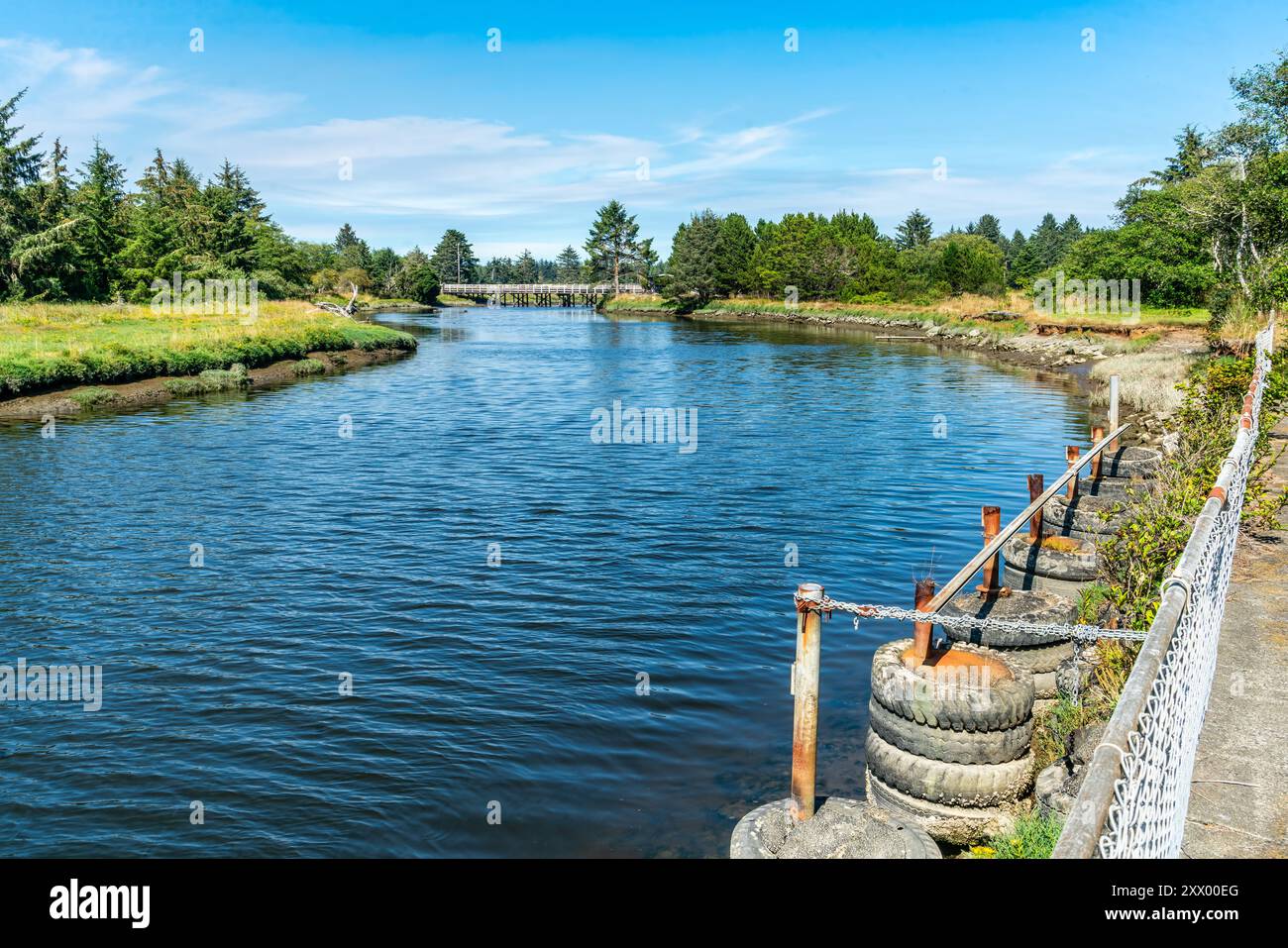 A view of the bridge spanning the Copalis River in Washington State ...