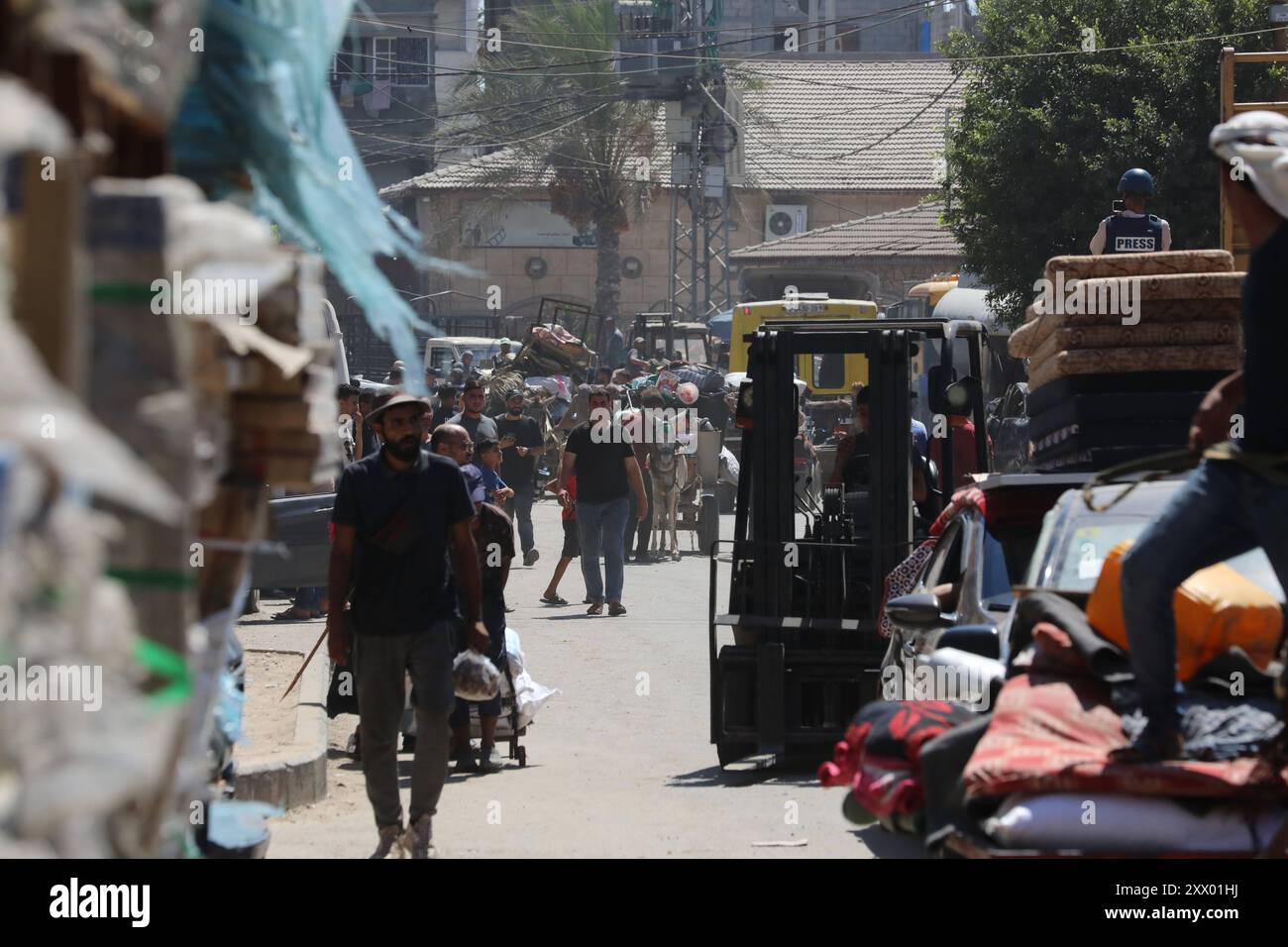 Palestinians, carrying their belongings, are on their way to migrate ...