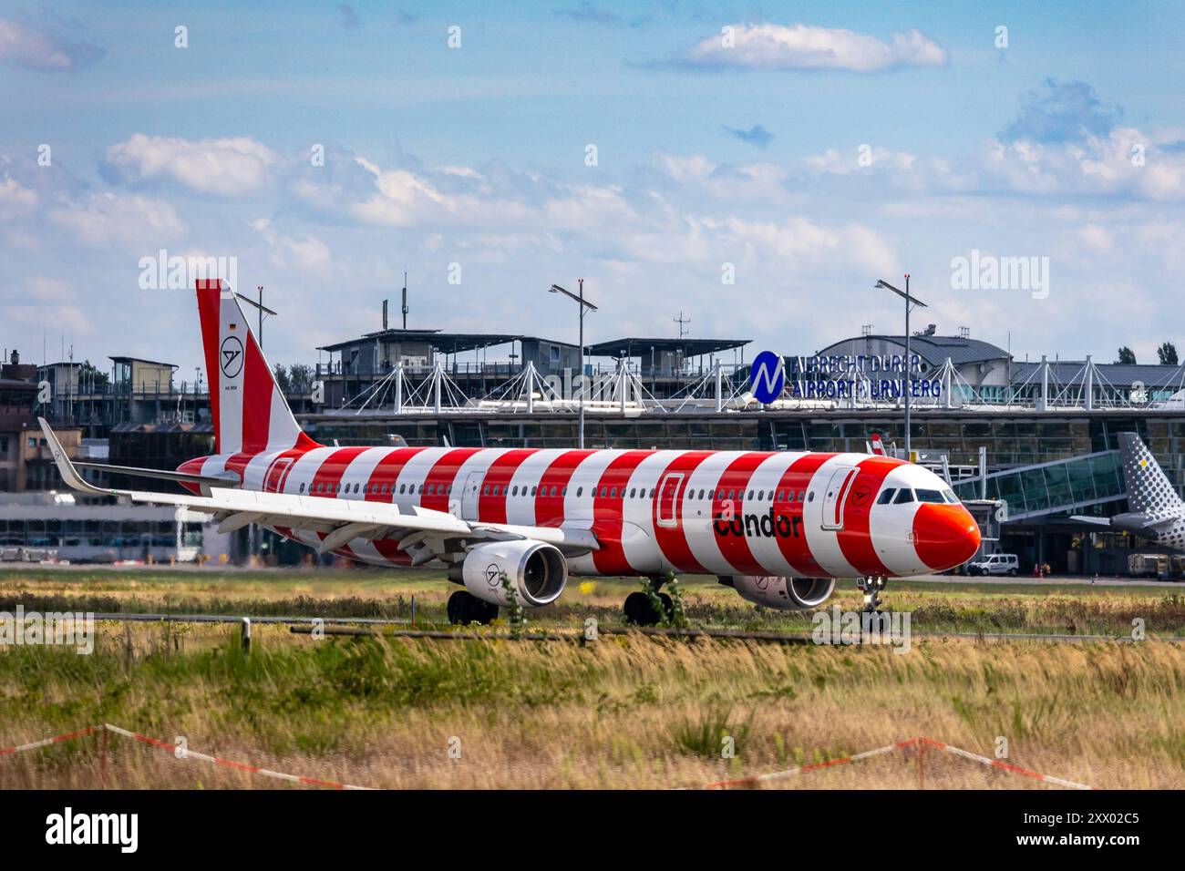 Flughafen Nürnberg Ein Condor Airbus A321 mit einer markanten rot ...