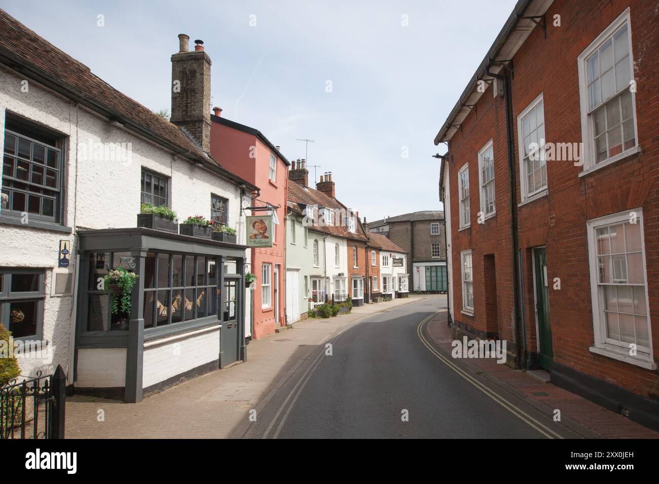 Shops and pubs in Woodbridge, Suffolk in the United Kingdom Stock Photo ...