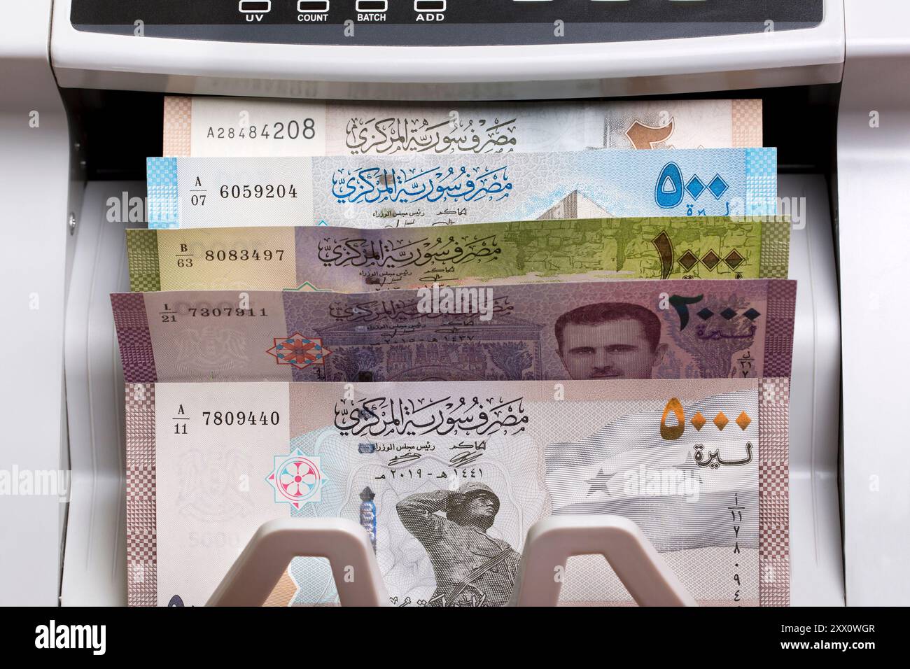 Syrian money - Pound in the counting machine Stock Photo - Alamy