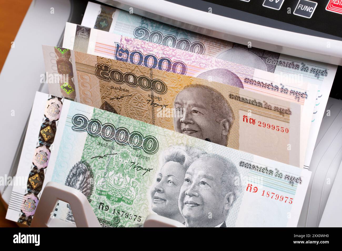 Cambodian money - riel in the counting machine Stock Photo - Alamy