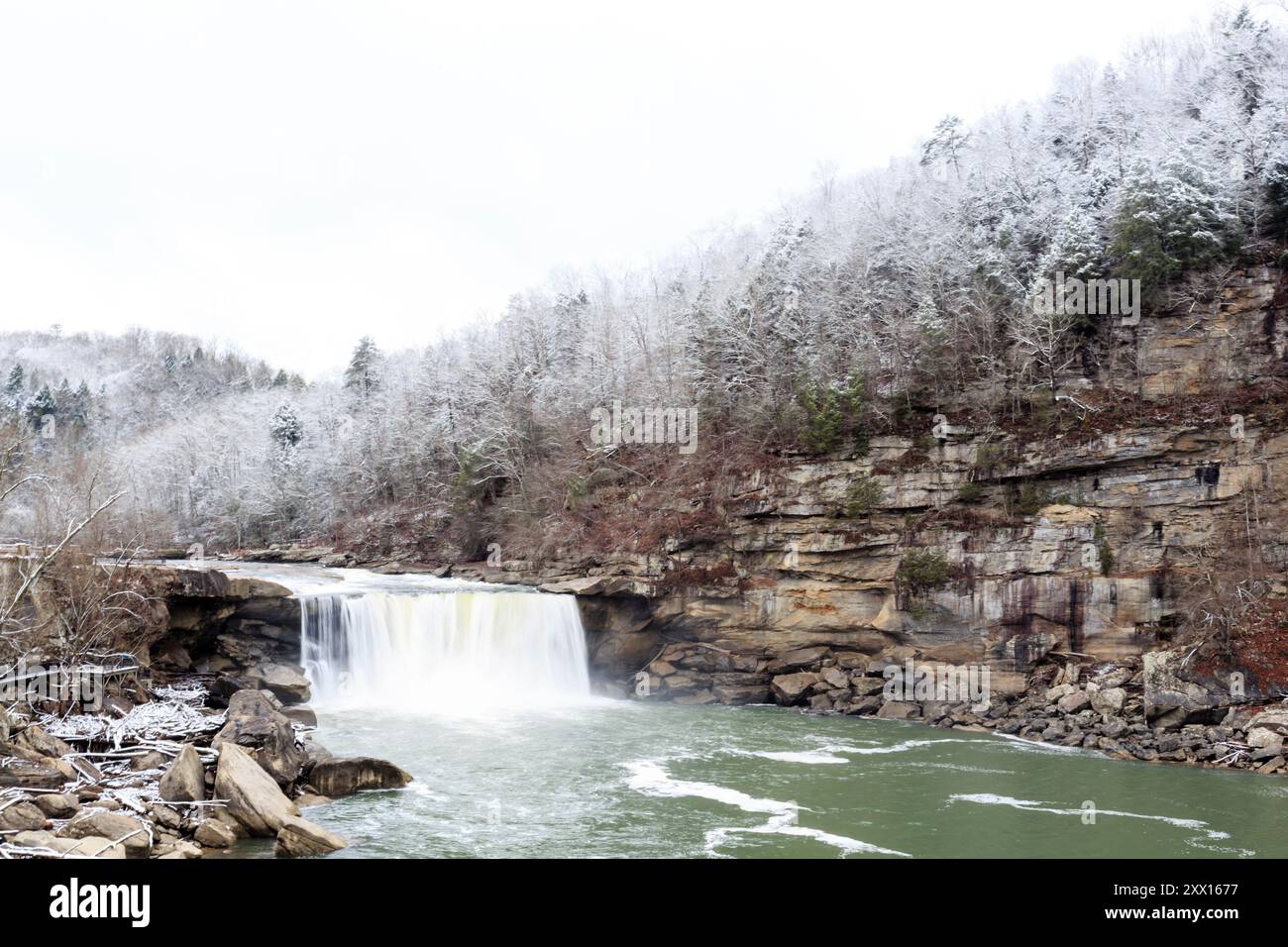 Cumberland Falls in Cumberland Falls State Park during winter with snow in Kentucky, USA Stock ...