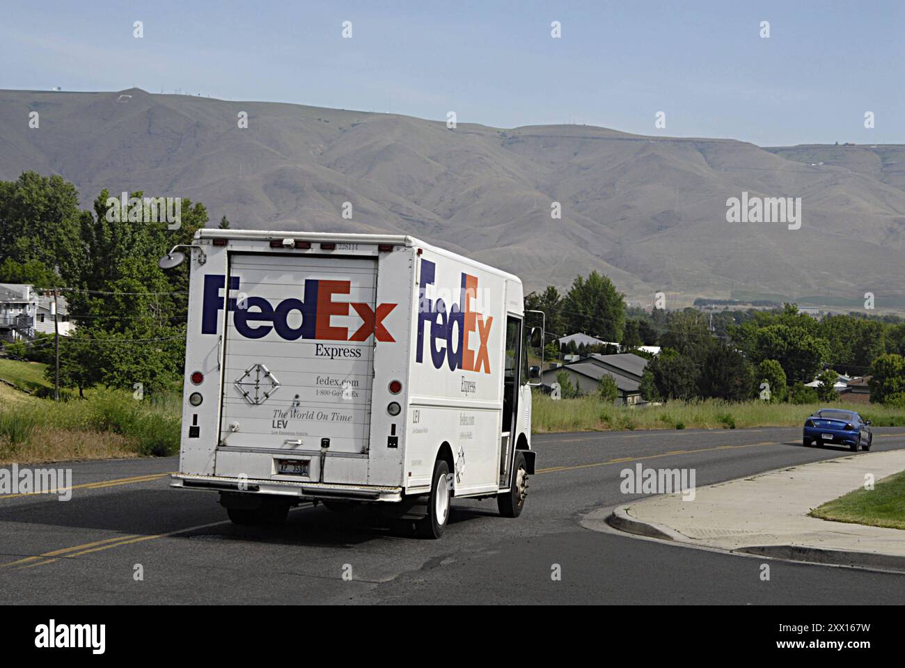 Electric fedex delivery van hi-res stock photography and images - Alamy