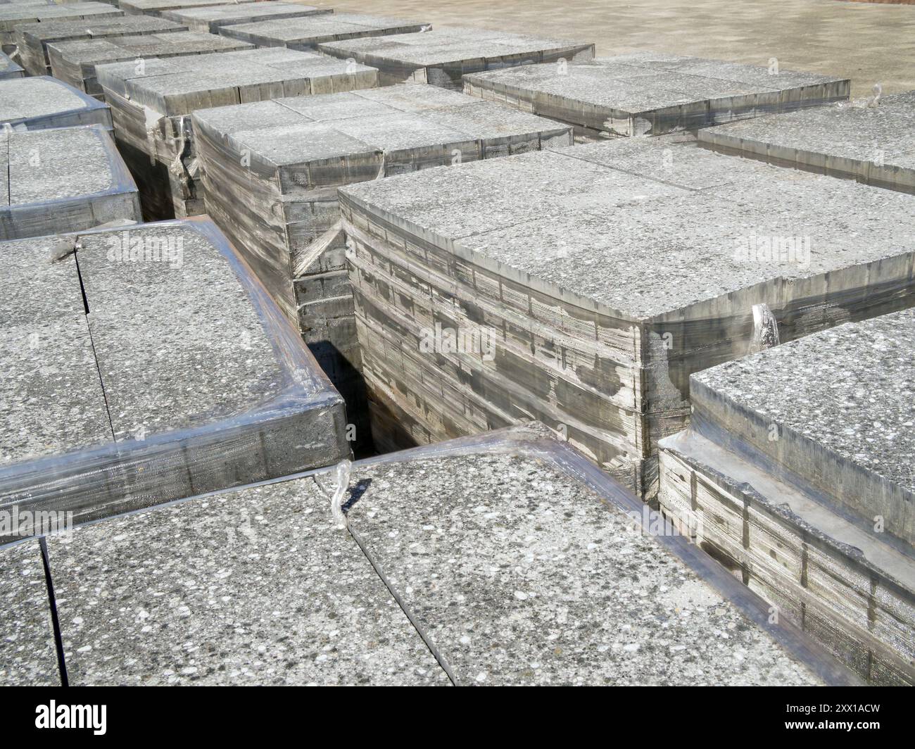 Row of pallets with large format paving slabs Stock Photo - Alamy