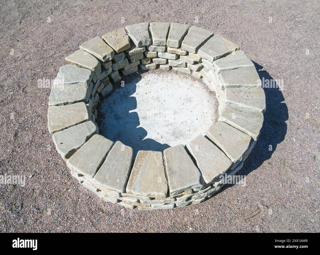 Round stone garden well hi-res stock photography and images - Alamy