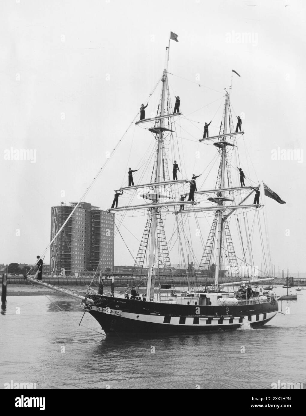 THE TRAINING SHIP TS ROYALIST LEAVES PORTSMOUTH PIC MIKE WALKER 1985 ...