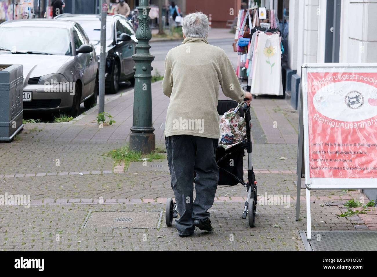 Düsseldorf 21.08.2024 Rollator Kombination Gehilfe Senioren Seniorin ...