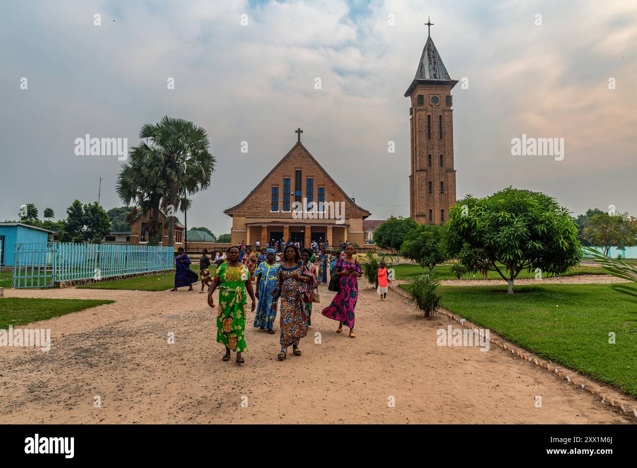 Congregation leaving cathedral church hi-res stock photography and ...