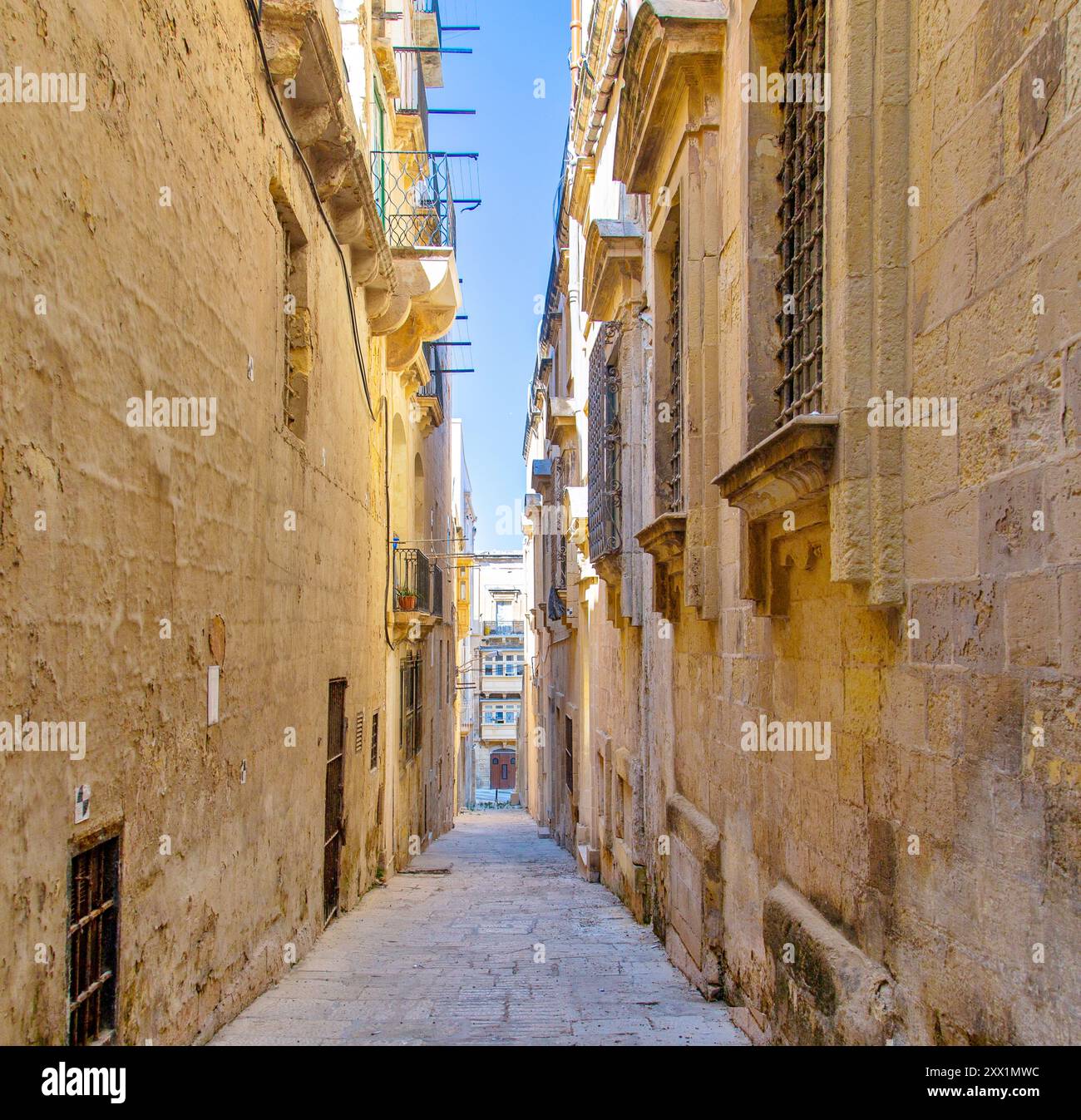 Alley in Valletta, the capital of Malta, Mediterranean, Europe Stock ...