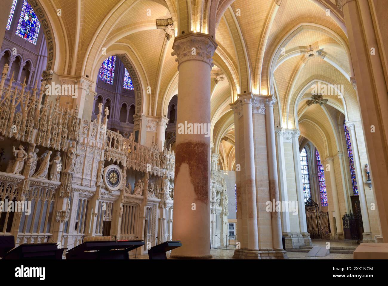 Ambulatory and sculptures of the monumental screen around the choir ...