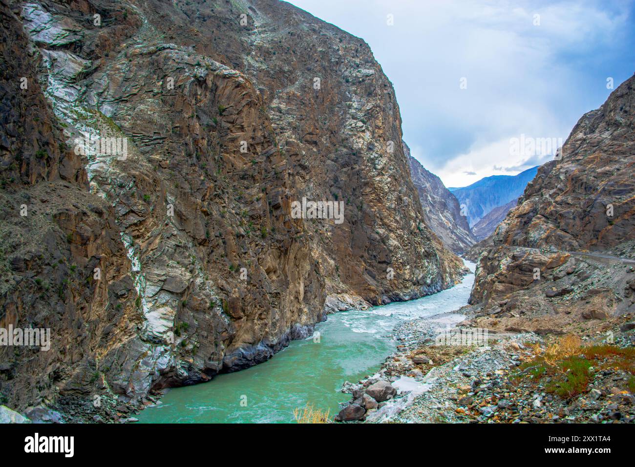 Indus river in the Karakorum mountains Stock Photo - Alamy