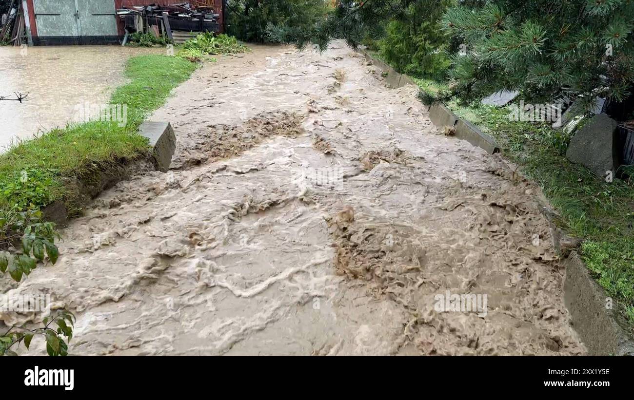 Starke Gewitter und Unwetter zogen am Dienstag über die Hohe Tatra hinweg. Besonders heftig traf ...