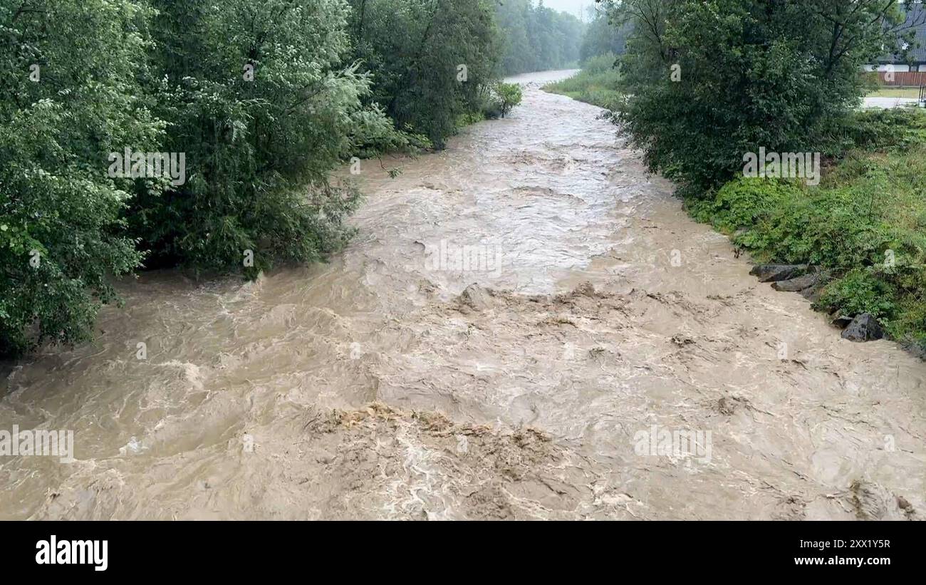 Starke Gewitter und Unwetter zogen am Dienstag über die Hohe Tatra hinweg. Besonders heftig traf ...